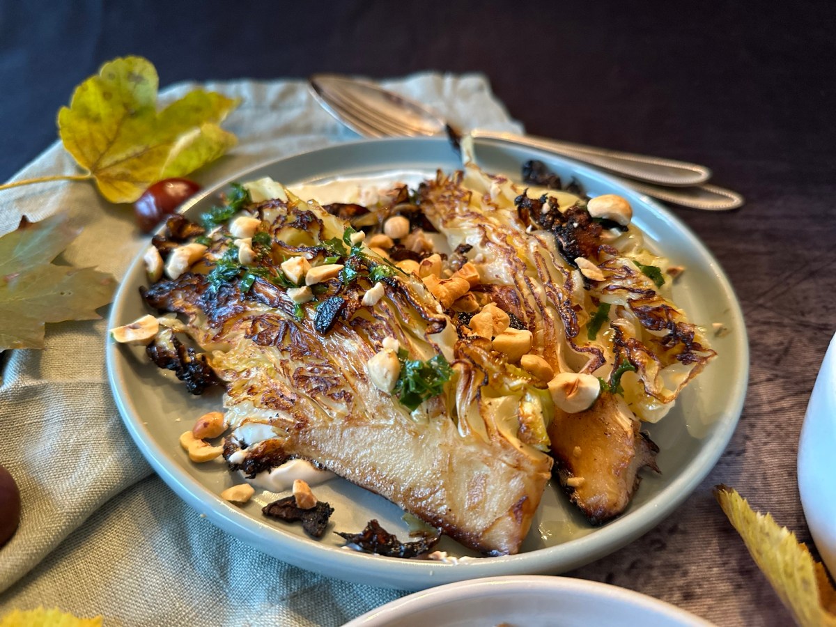 In der Pfanne geröstetes Spitzkraut mit Lauch, brauner Butter und ...